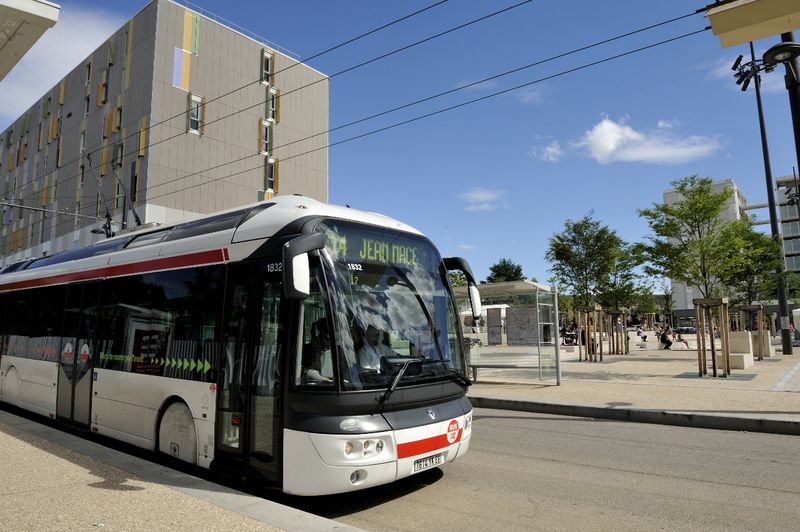 | transport en commun – BUS C14 – TCL – avenue du Plateau